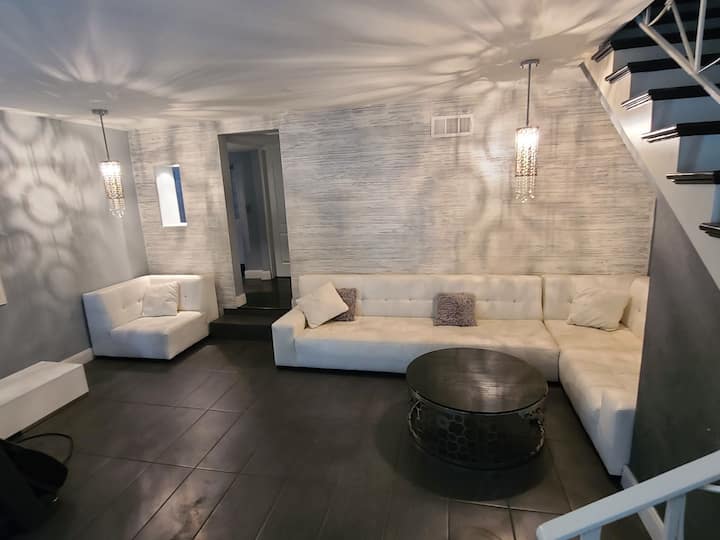 Private Studio W/ Full Bath - Los Angeles, CA