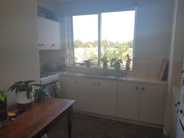 Superbly Located, Spacious Apt, 5 Mins To Train. - 