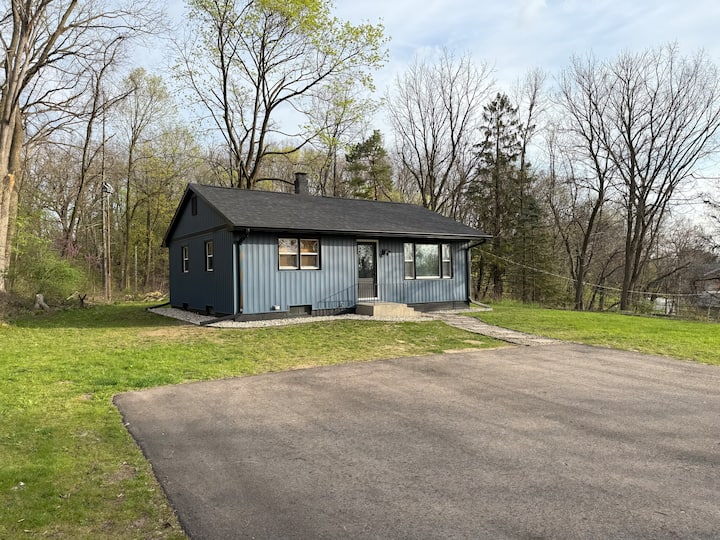 Kalamazoo Hilltop Hideaway + Fully Fenced Yard - Portage, MI
