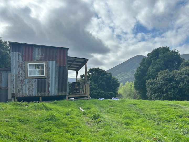 Rustic Railway Hut (Dog Friendly) - Featherston