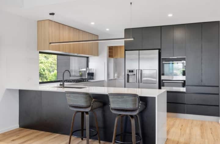 Four Bedrooms, Pool, Beaches - Landsborough