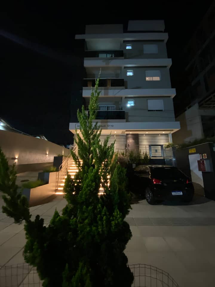 Venha Ficar Pertinho Do Mar, E Sinta-se Em Casa. - Florianópolis