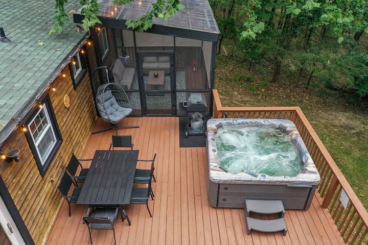 Forest Haven Cabin + Hot Tub + Firepit + Projector - Rileyville, VA