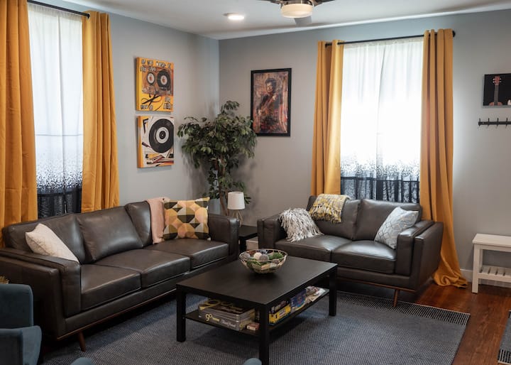 Minutes To Memories  5 Bed/5 Bath Walk To Downtown - Bloomington, IN