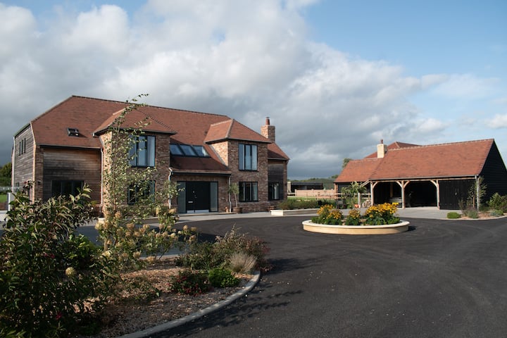 Large Room / Luxury Modern House - Frome