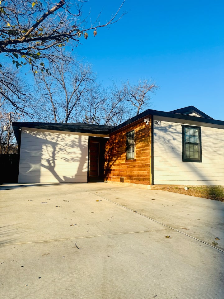 4 Br/2 Ba Walking Distance To At&t, Ranger Stadium - Arlington, TX