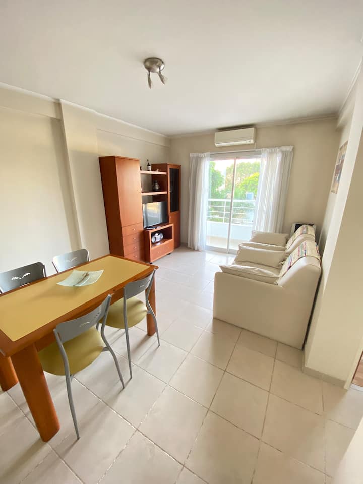 Amplio Depto. 2 Ambientes. Excelente Ubicación. - La Plata