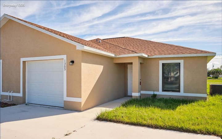 New Cape Coral 3br 2bath | Full Kitchen & Garage - Cape Coral, FL