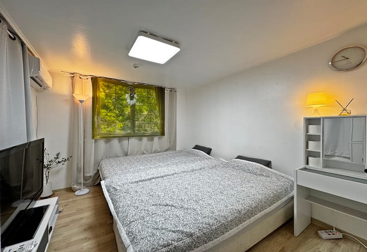 (최대6인) Moon 2룸 10월 선착순 할인 #청결의집 #합정역5분 #홍대10분 - South Korea