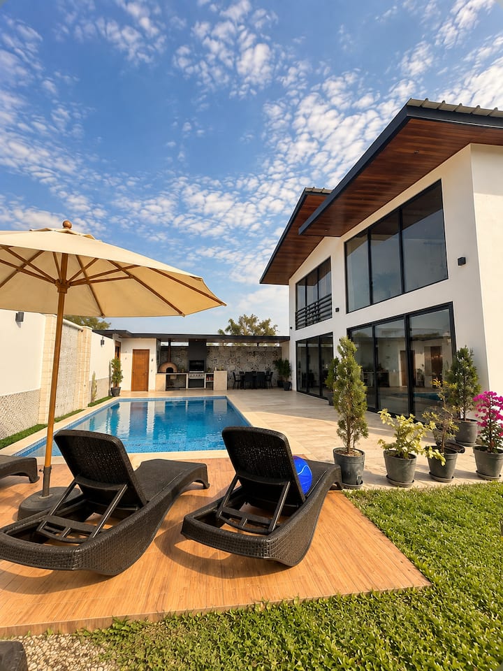 Casa De Estreno-allpa Green Background - Lima