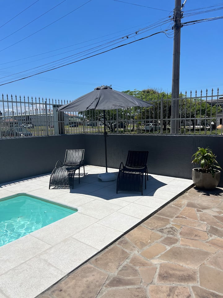 Casa De 2 Dormitórios Com Piscina E Ar Cond. - Brasil
