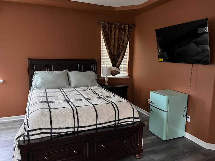 Master Bedroom Private Bathroom Access Washer Drye - Sacramento, CA