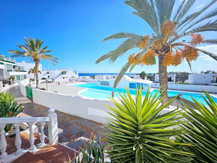 Oceanfront Flat W/terrace. Steps From The Sea - Costa Teguise