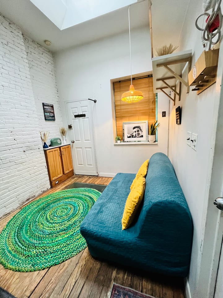 Charming Apartment With A Private Backyard - Manhattan, NY