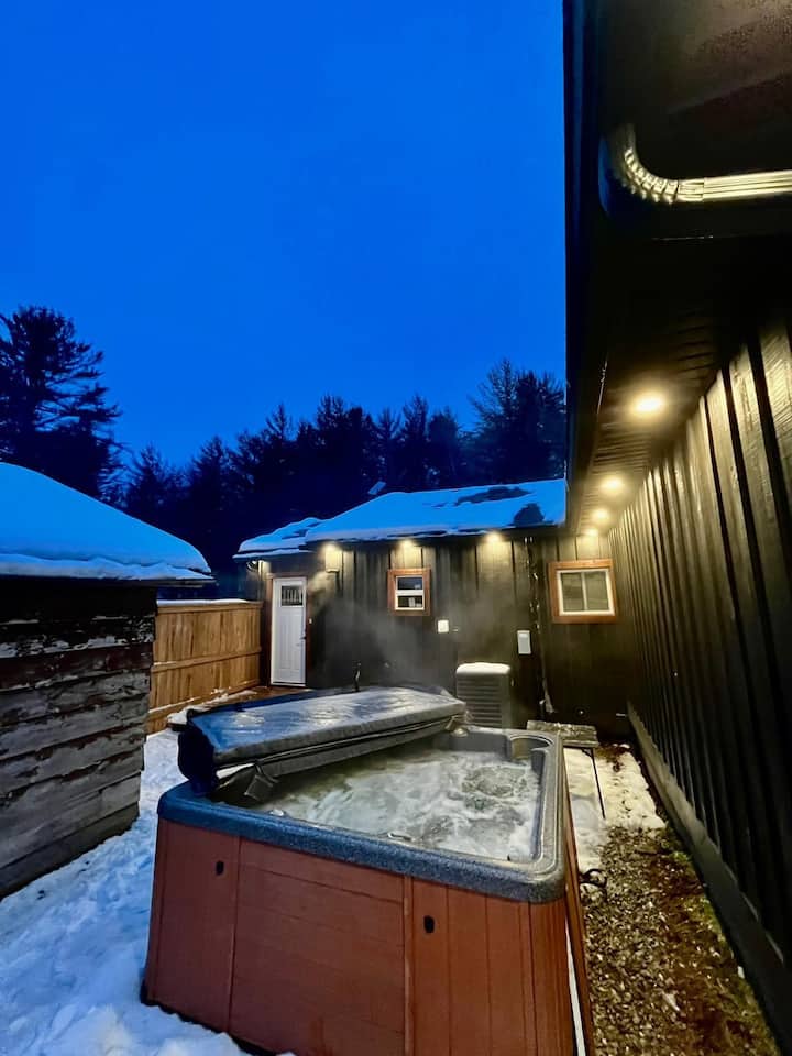 Cozy Hot Tub Cottage Escape - Gravenhurst