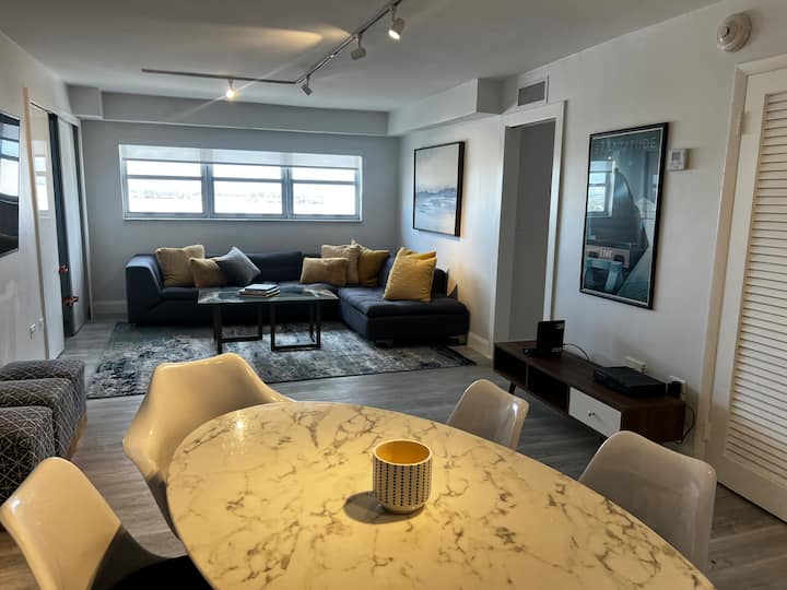Sun Kissed Sobe  2 Bed 2 Bath Steps To Beach! - Miami Beach