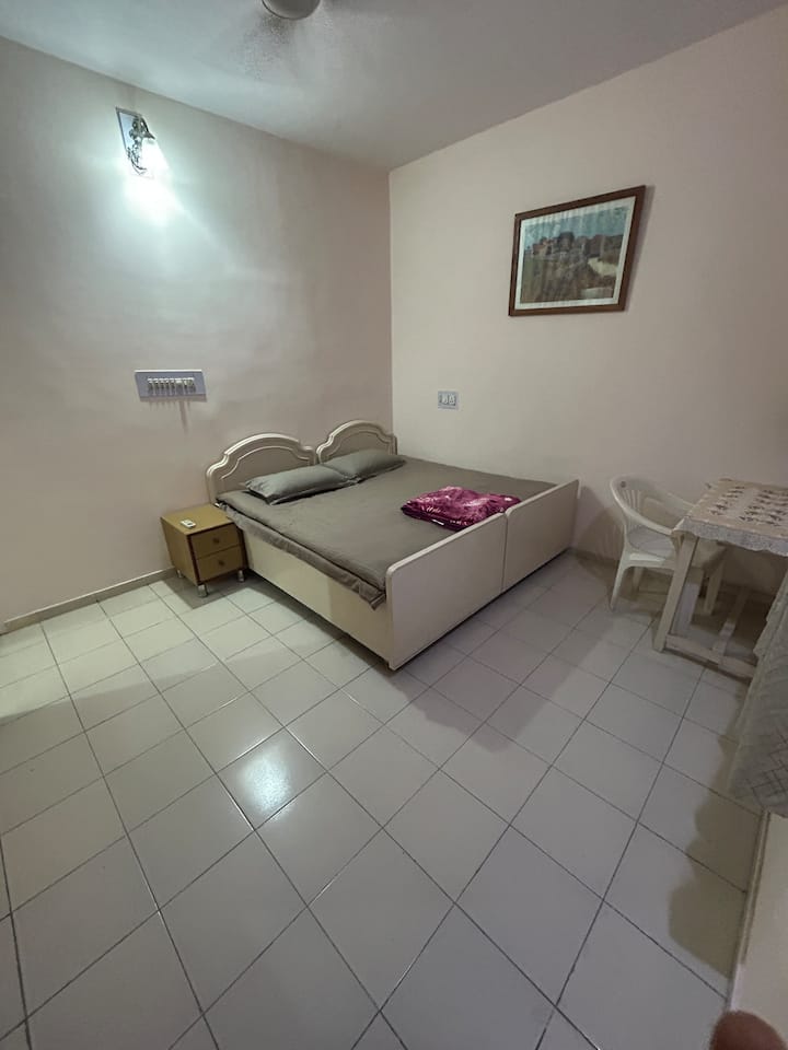 Independent: Ensuite Room & Hall With Kitchen - 바도다라