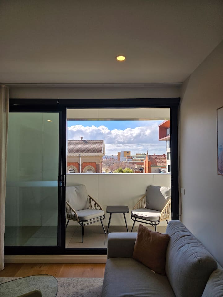 Modern Apartment In A Quiet Pocket Of Geelong Cbd - Geelong