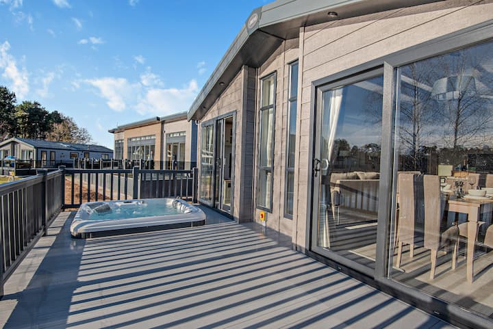 Kingfisher Lodge - Lakeside Lodge With Hot Tub - Woodhall Spa