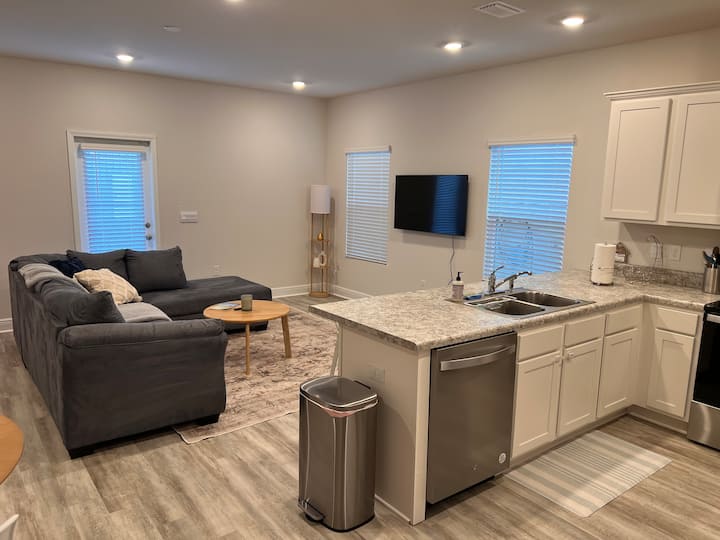 Stylish 2br Townhouse | King Suite | Sleeps 4 - Pensacola, FL
