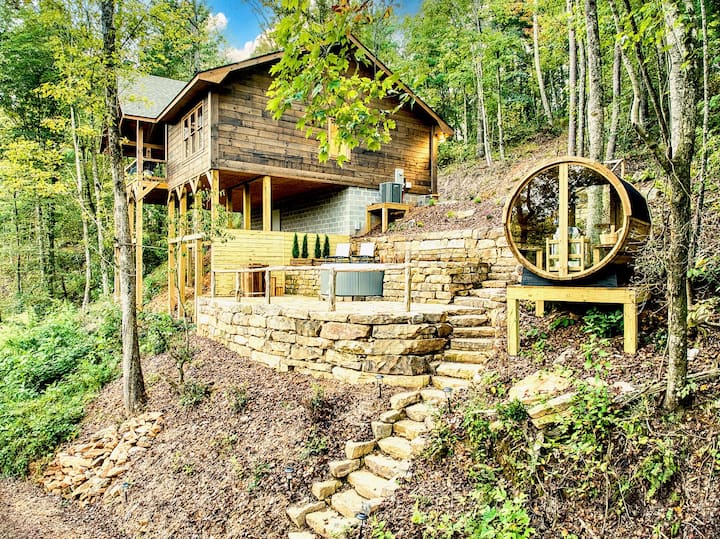 Creekfront Spa Cabin: Hot Tub, Cold Plunge, Sauna - United States