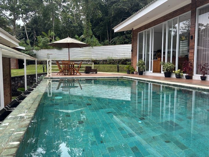 4 Bedroom Villa Complex With Pool - Salatiga