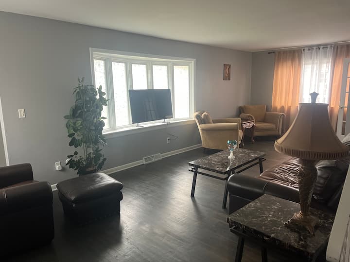 3 Bed 2 Bath Close 2 Downtown, Airport & Gm Plant - Flint, MI