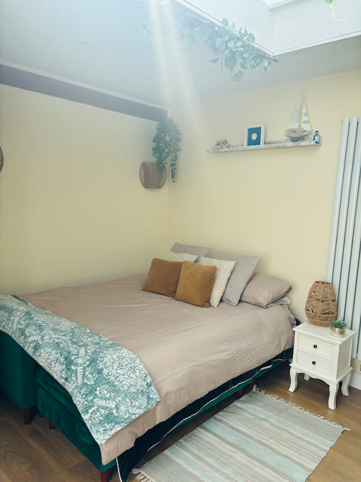 Cosy Garden Cabin 
+ Parking
+Central Location - Portsmouth