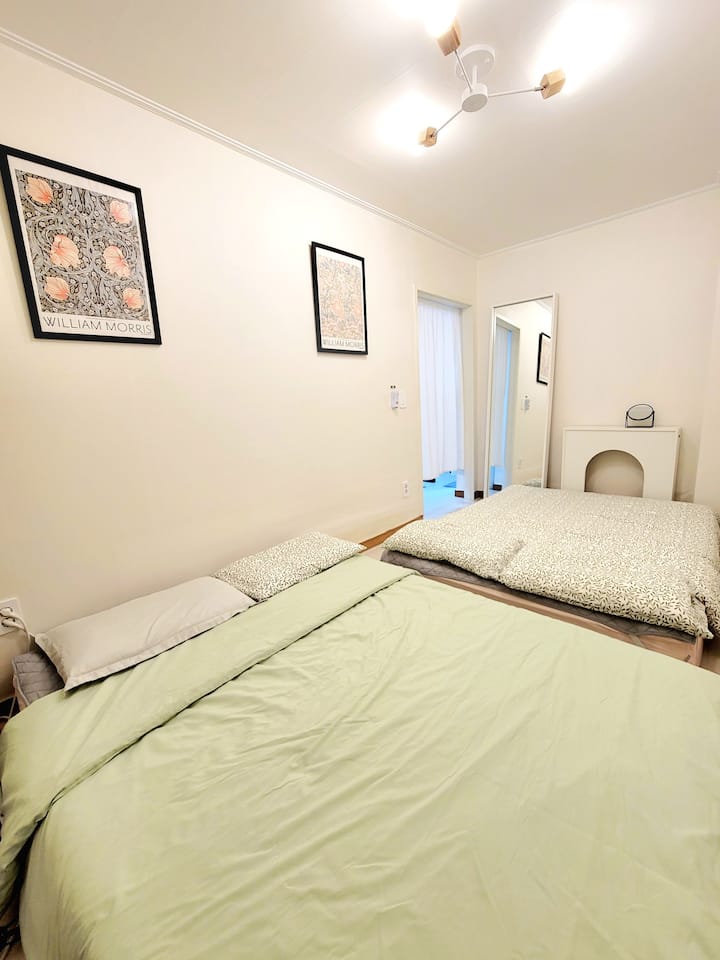 홍대입구역450m/신촌/홍대/1층/4명/가족/친구/단독/건조기/세탁기 - 서울특별시