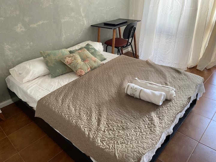 Quarto Confortável- 120m Do Mar Da Barra E Varanda - Barra