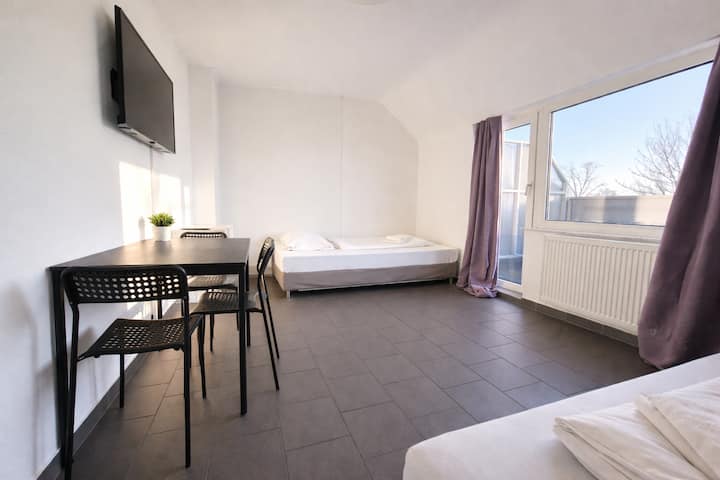 Großes 2 Zimmer Apartment Mit Balkon - Neuss