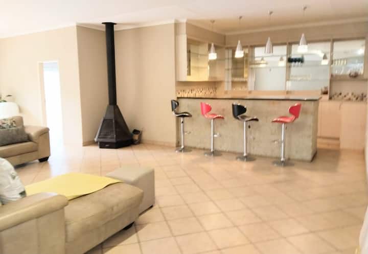 Spacious Brakpan Retreat W/ Pool & 5 Bedrooms - Vulcania