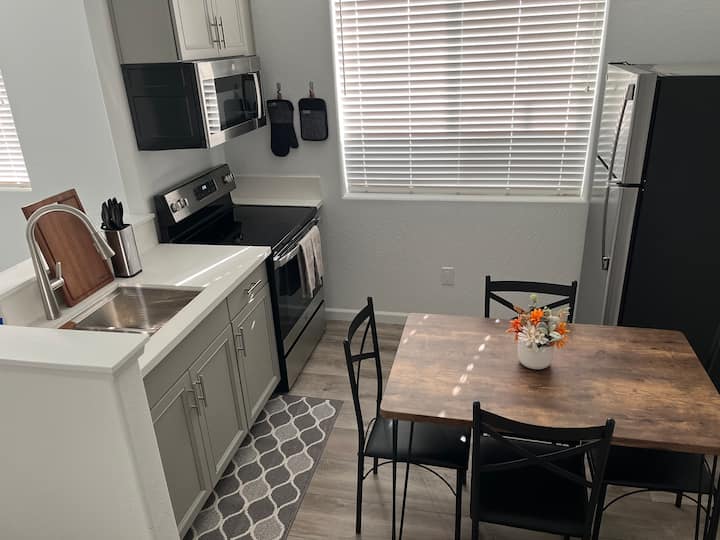 Cozy Suites In A New House! - Visalia, CA