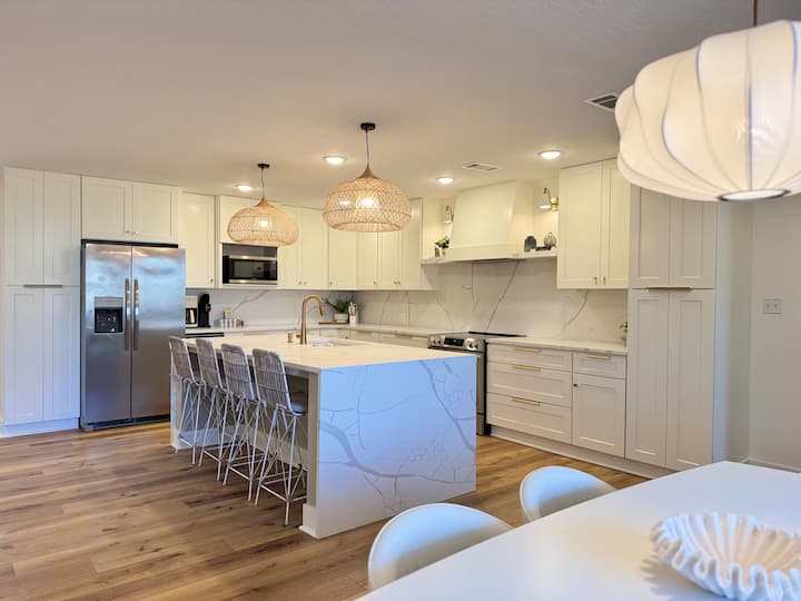Modern Eco-chic Stay, 2 King Masters With Ensuites - Hattiesburg, MS