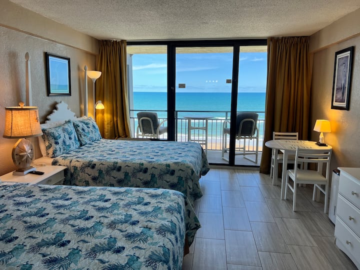 Ocean Front Studio With Kitchen - Daytona Beach Shores, FL