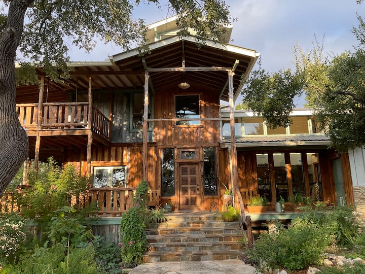 Retreat Home Get-away
5 Acres Of Nature - Driftwood, TX