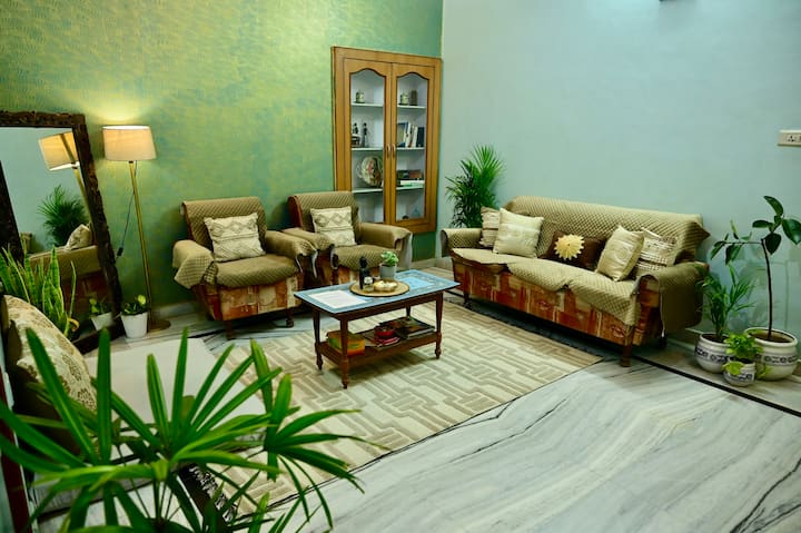 Hugo House- A Cosy 2bhk With Private Balcony - Jaipur