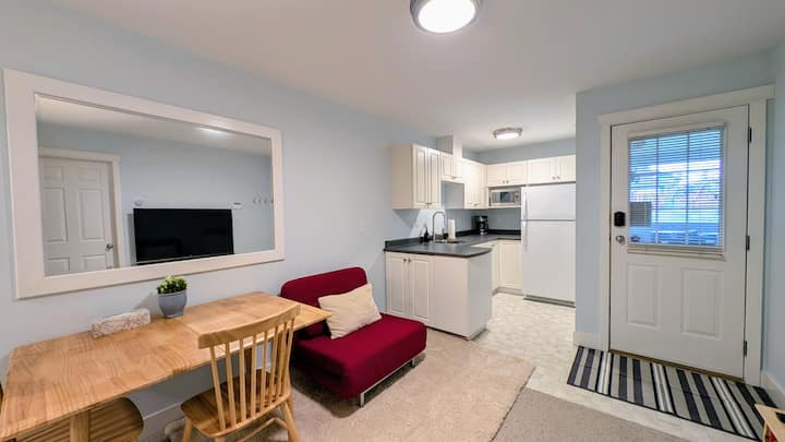 Charming Garden Level Suite - North Vancouver