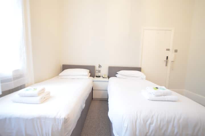 Twin-basic-salle De Bain Partagée- Studio (Offline - Central London