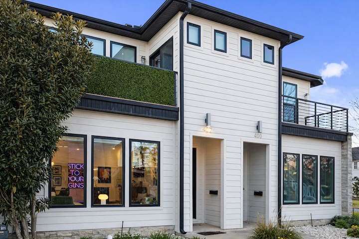 Vibrant Downtown Art House | Bike-in/bike-out - Bentonville, AR