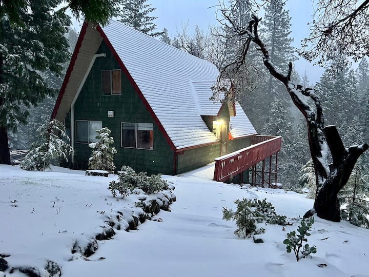 Cozy Cub Cabin • Fireplace • Winter Escape For 8 - Arnold, CA
