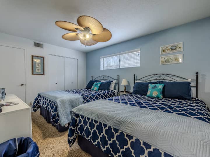 Private Deck! Hot Tub! In/outdoor Pool! - Lake Ozark, MO