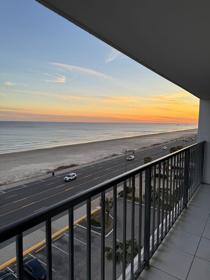 Beachfront Condo With Pool | Summer Escape For 6! - Galveston, TX