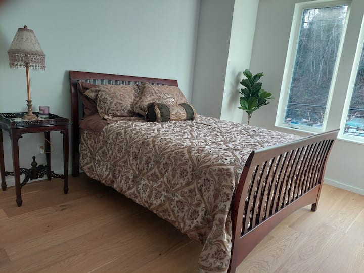 Stylish Modern Cozy Room - Woodinville, WA