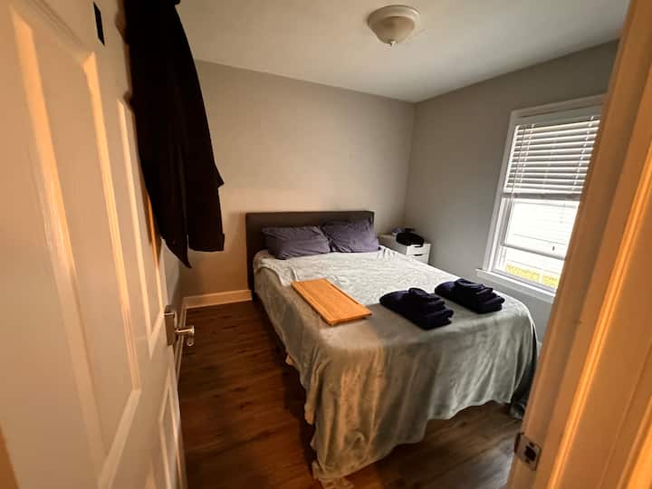 Cozy Queen Bedroom - Westland, MI