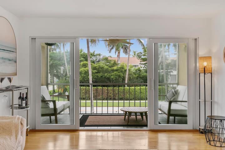 Old Naples Charm, Steps From Fifth Ave & The Gulf! - Naples, FL
