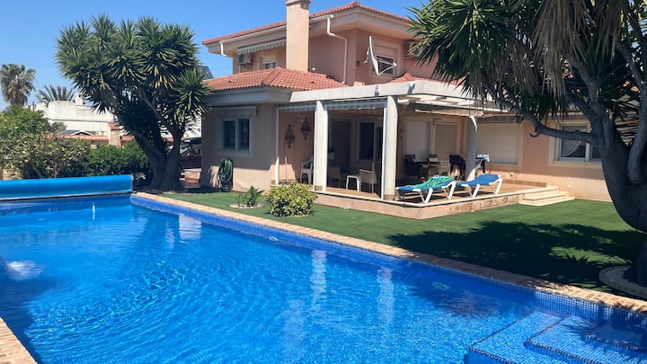 Villa With Large Swimming Pool - Torrevieja