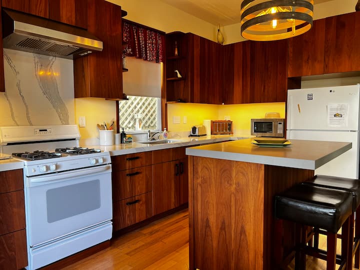 Full Flat With Bay & Downtown Views - San Francisco, CA