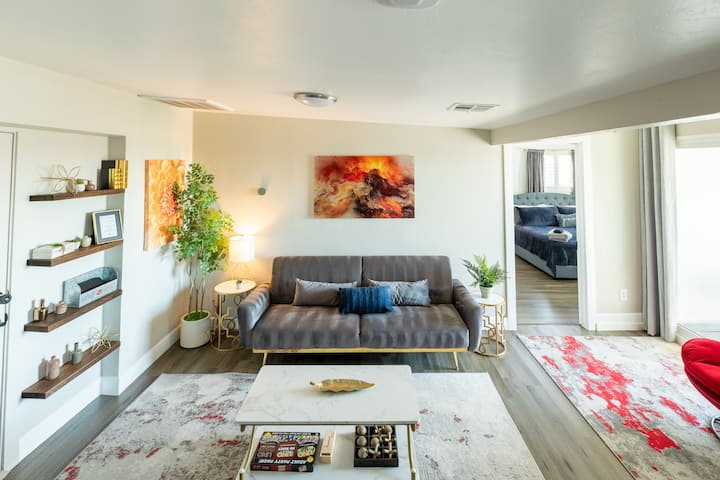 Private Retreat W/ King Bed, Private Balcony View - El Paso, TX