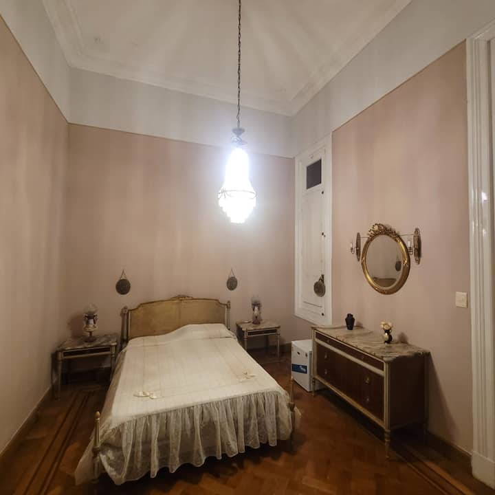 Un Hermoso Palacio En El Centro. - Montevideo